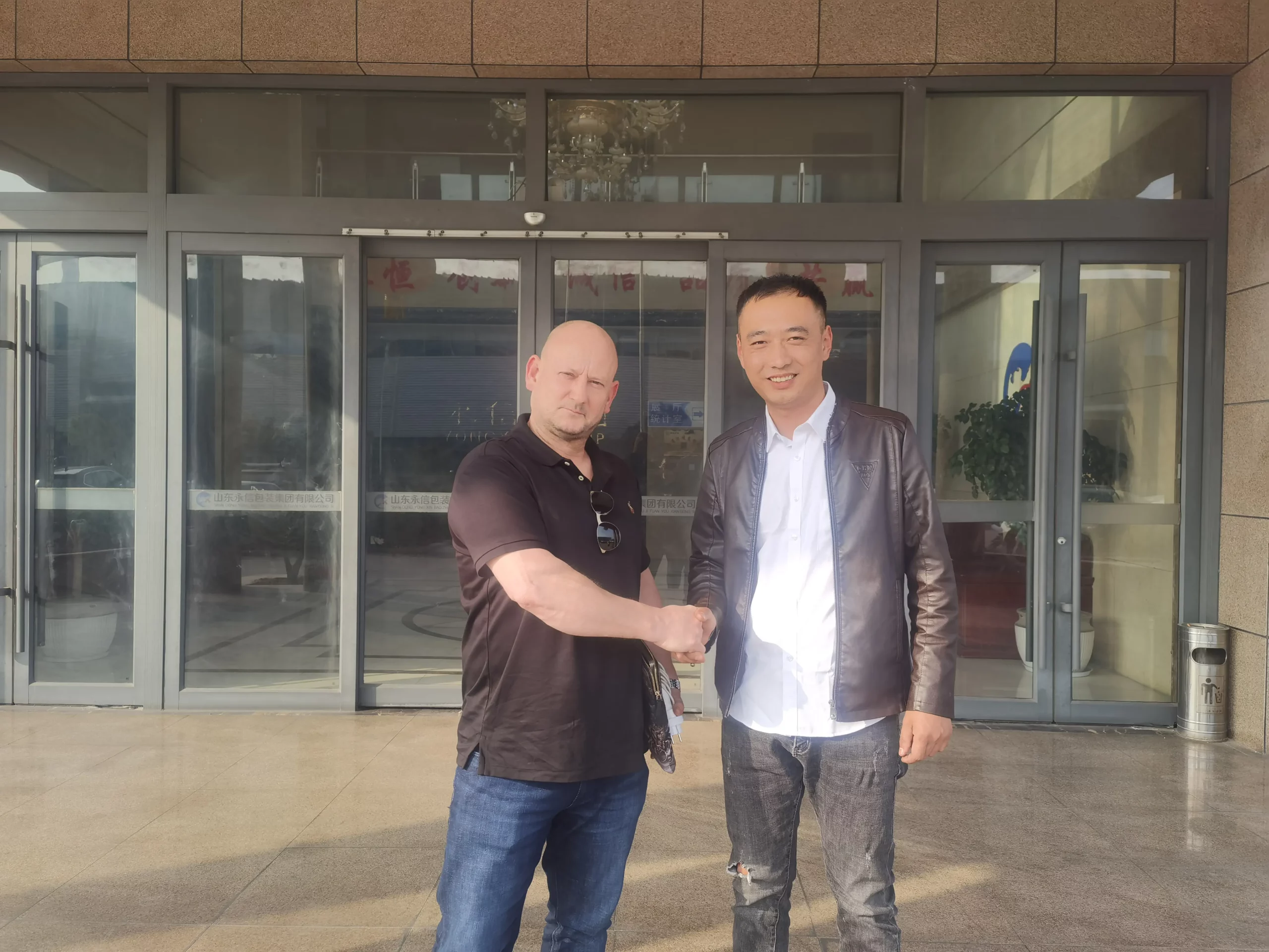 Na asiasi atu tagata fa'atau Armenia i Valiant Glass ma fa'atonu fagu ...