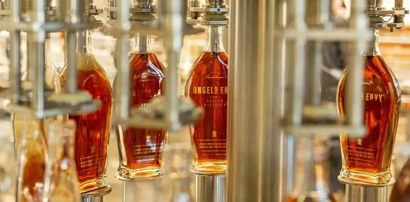 Airplane Liquor Bottles: Your Guide to Mini Bottles in Flight - Valiant ...